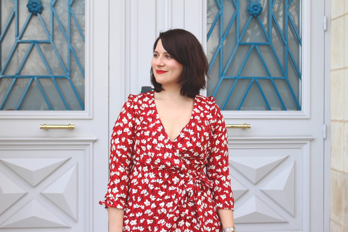 Une petite robe rouge – https://mademoisellemodeuse.com/