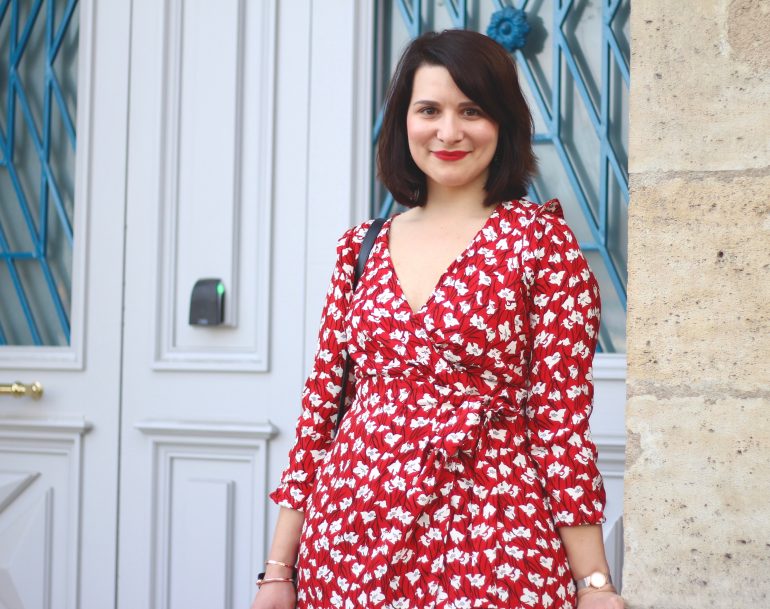Une petite robe rouge – https://mademoisellemodeuse.com/