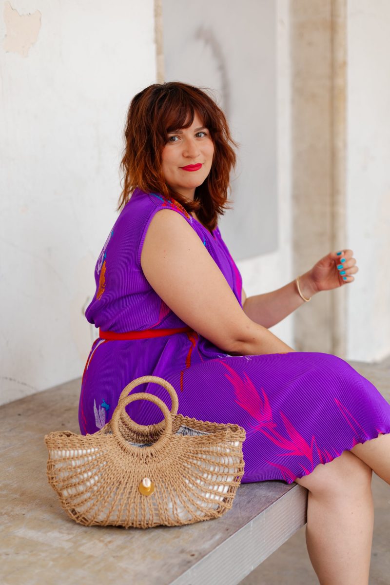 S'habiller en violet : un look mode d'été en robe violette courte